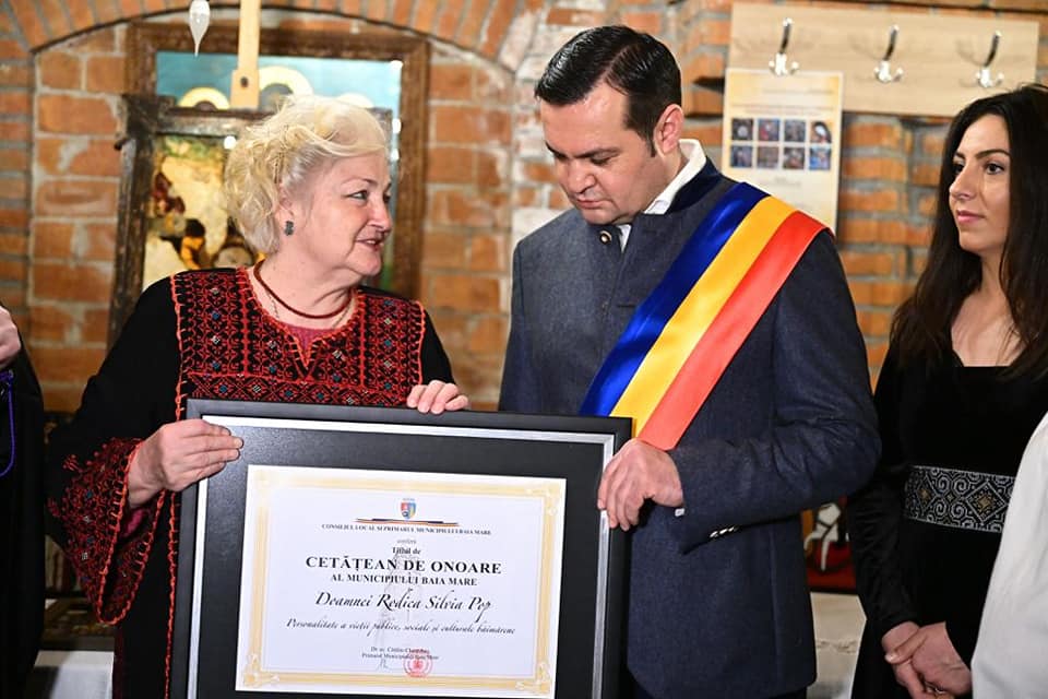 Primarul Cătălin Cherecheș: Am avut bucuria să îi înmânez doamnei prof ...